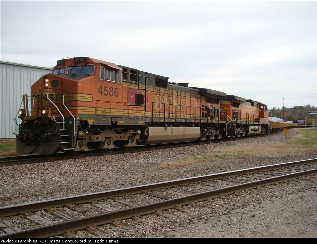 BNSF 4586
